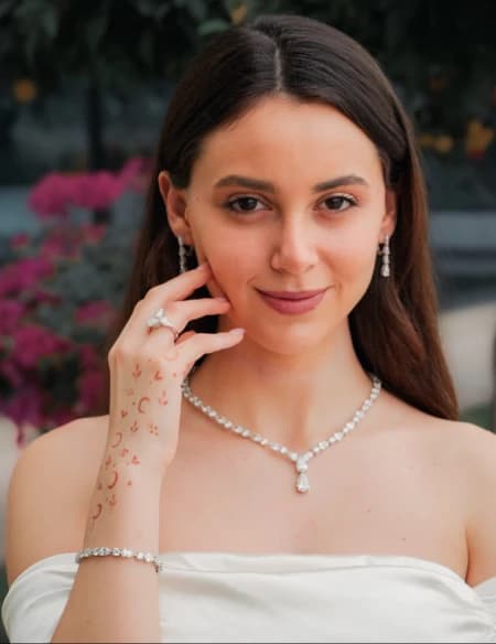 Diamond Jewelry Set Dubai – Lustrous Allure in 18K Gold | iDiamond